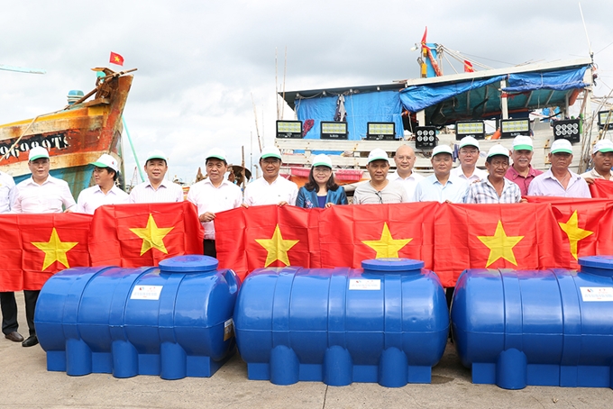 Remise de 3.000 drapeaux nationaux aux pêcheurs de Ba Ria-Vung Tau