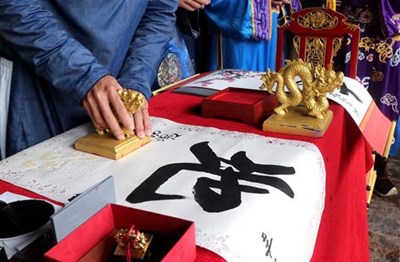 Ceremonia ritual de sellos reales en el en complejo de reliquias de ...